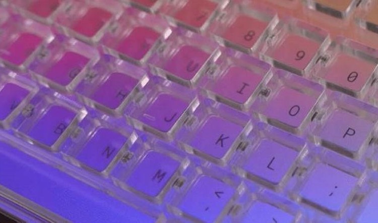 Flux Keyboard, un clavier transparent avec écran Full HD | modding.fr